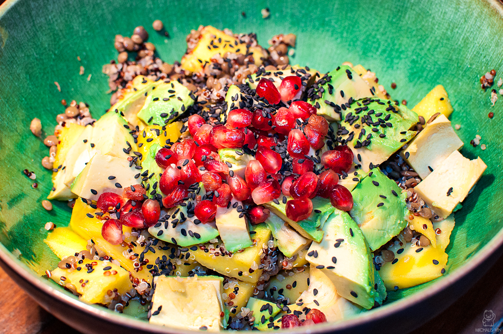 Refreshing Mango, Avocado and Quinoa Salad/ Δροσιστικη σαλατα με μανγκο ...