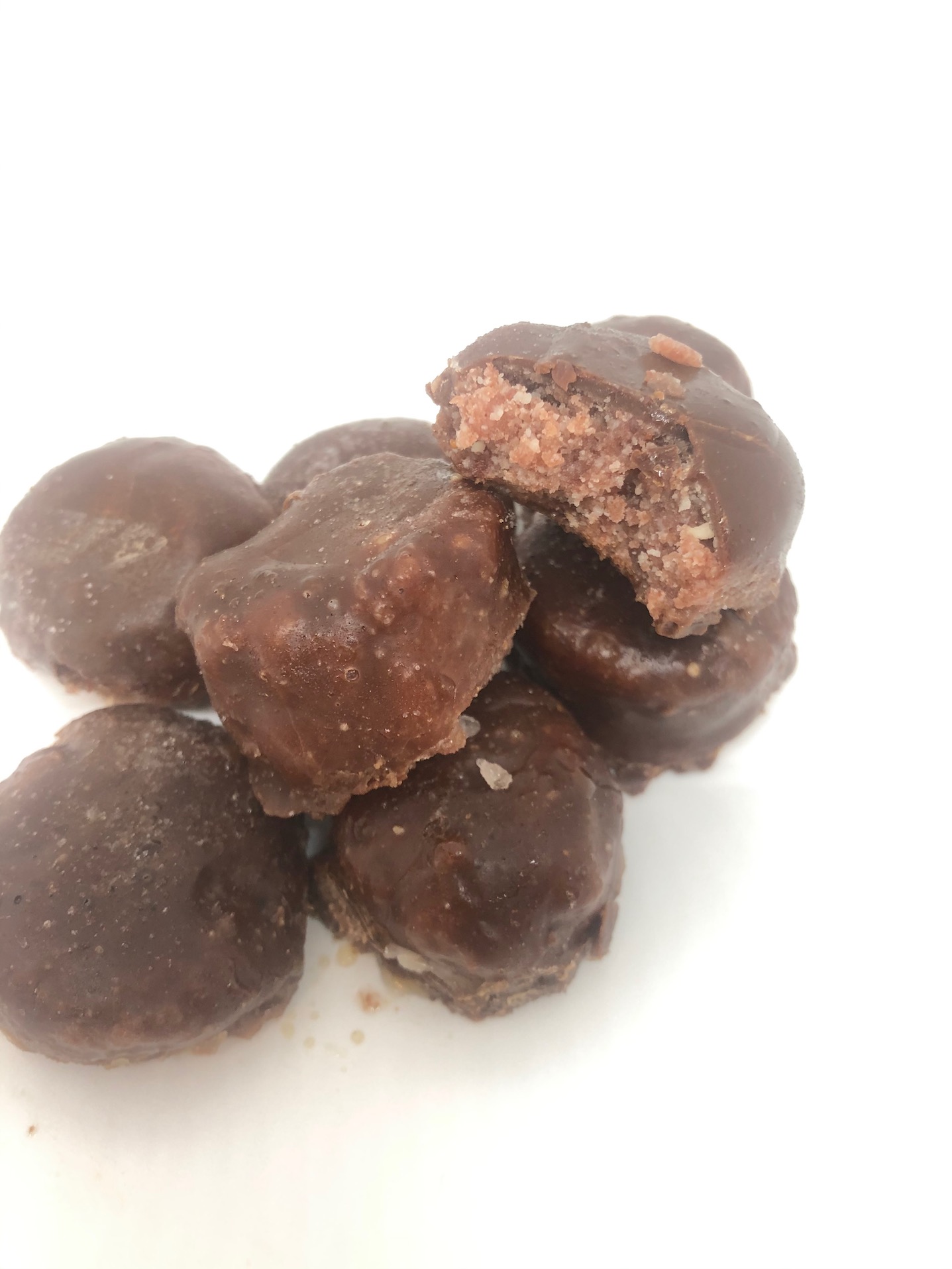 Raw choco strawberry buttons